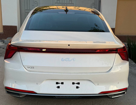 Automobile Kia K8