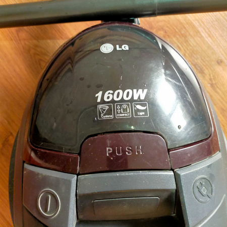 Продаётся пылесос LG 1600W