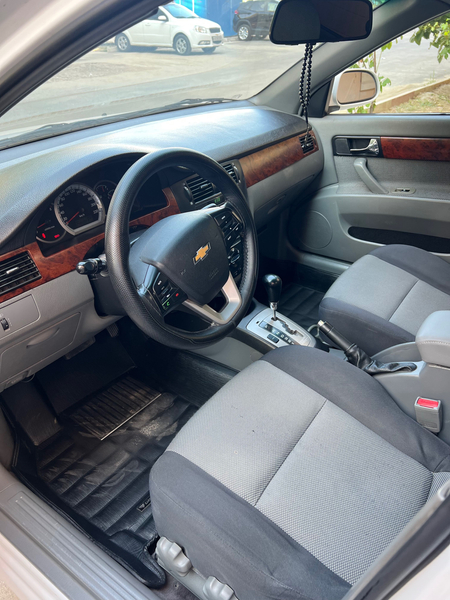 Avtomobil Lacetti
