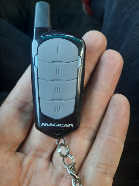 Продам маленкий запасной пулт от Magicar 903 и 901 можно на 905 новый.