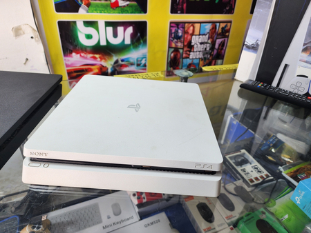 Продается игровой консол Sony Playstation 4slim
