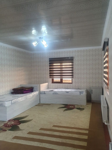 Hostel labi hovuz yonida