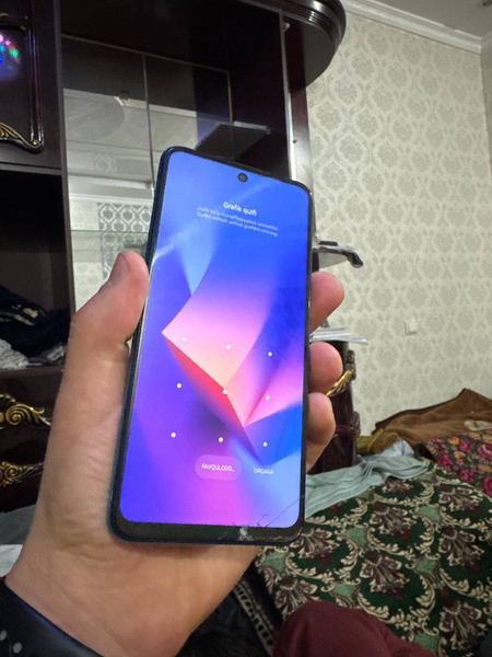 Redmi Not 9S Holati yaxshi ekranida sinigan joyi bor