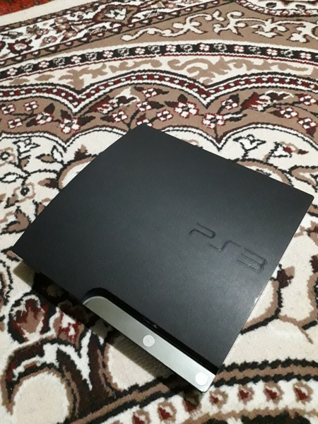 Sony ps3 slim sotiladi