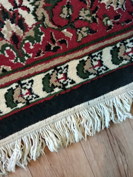 Продаётся ковёр небольшой