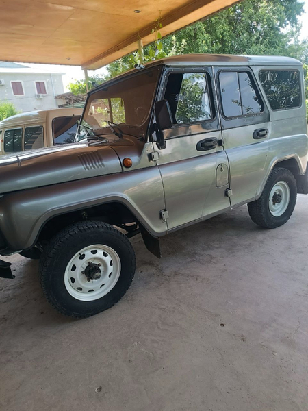 Uaz 31512 qaytadan qo’ldan o’tilgan kraskasi minishga deb taxlaga biza