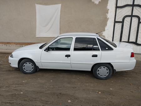 Nexia 2 sonc rangi oq baloni 14 xolati yaxshi