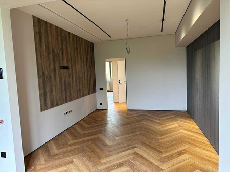 Трешка на Ц5 около Gentlemens Pub 70m2 срочно на алайском!`