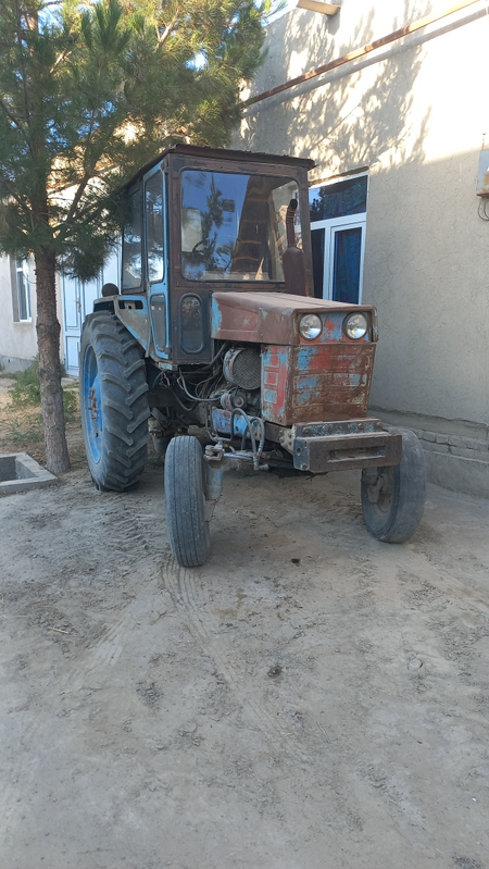 Traktor va prisep sotiladi