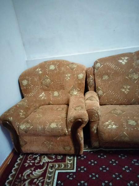 Kreslo yaxshi xech qayeri xech narsa bulmagan