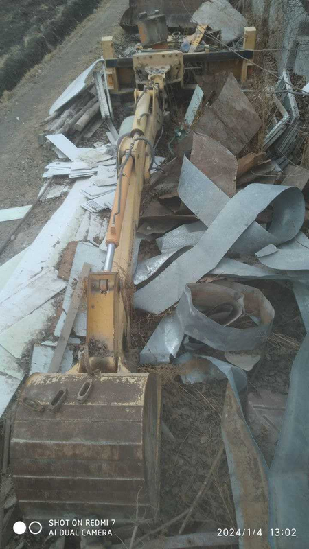 Traktorni pagruzchugi buldozeri bilan.