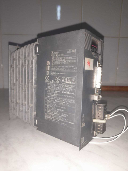 Оригинальный драйвер серводвигателя Mitsubishi MR-JE-100A