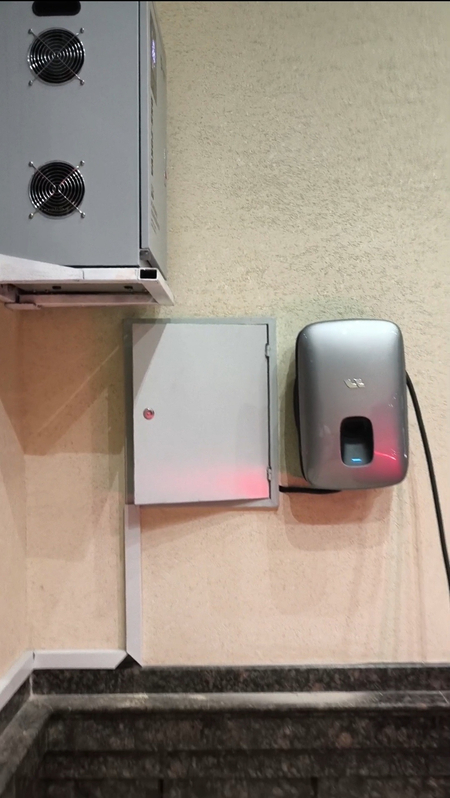 Zaryadka ustanofka lubaya elektroniy mashini