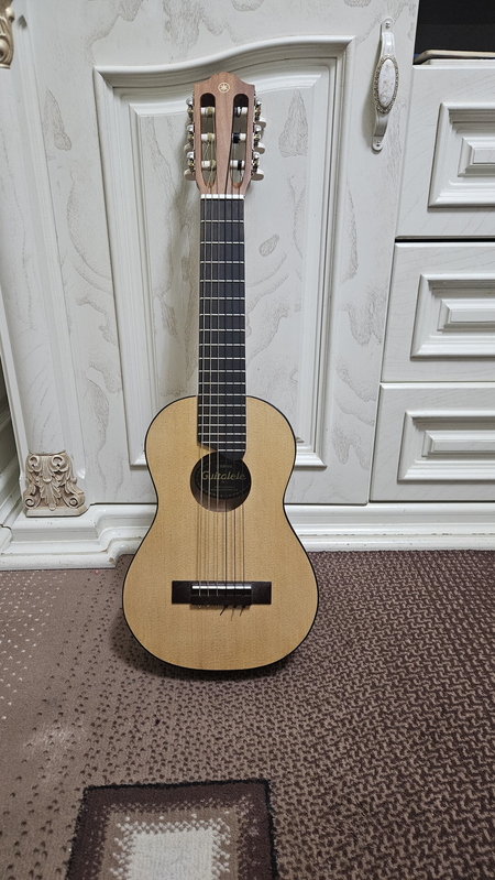 Gitara yamaha sotiladi  ukelele argina indaneziya