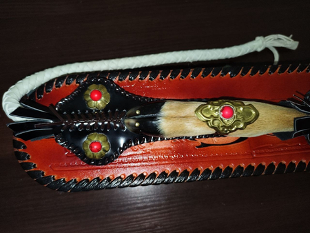Камча из натуральной кожи и козьей ножки в кожаном футляре