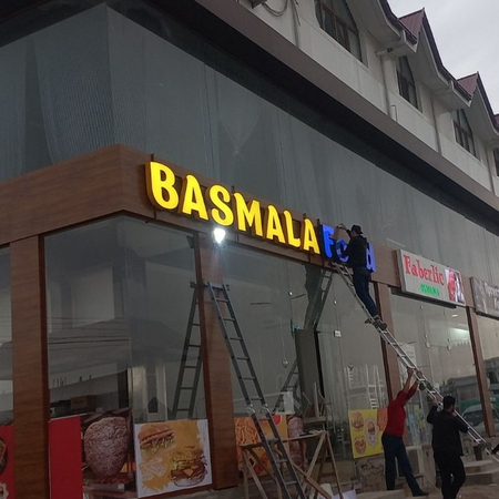 Tashqi reklama xizmatlari banner bukva arakal