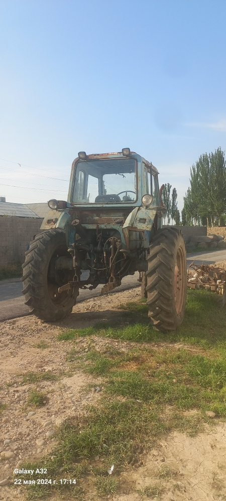 Traktor belarus 80 soz xolatda yurib turibti