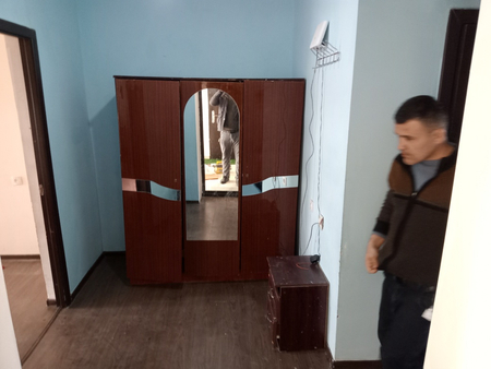 Навоий шахри янги курилган горный институт олдида 2 хонали квартира