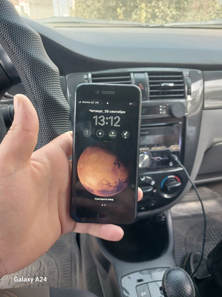 iPhone SE телефон работает хорошо