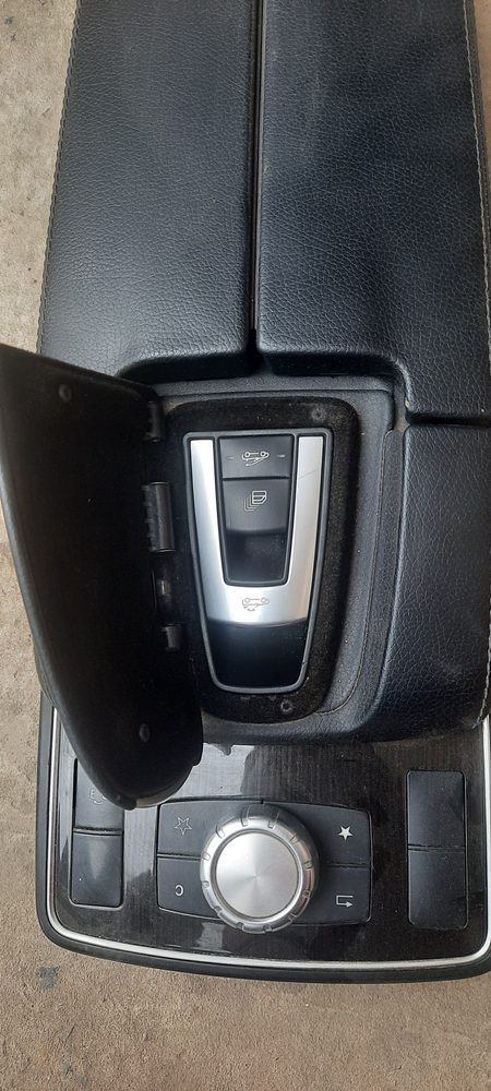 Продам верхную крышку от бара мерседес w212 cabrio.