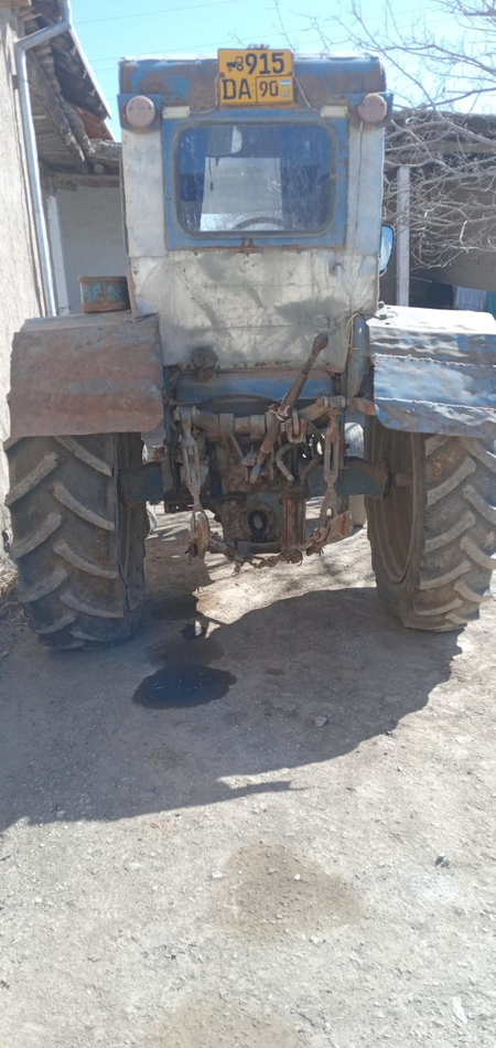 Traktor sotiladi