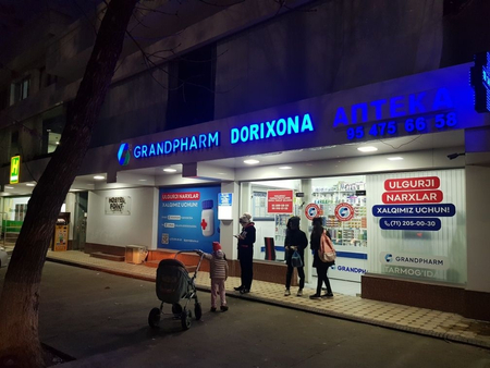 Продаётся ЧАСТЬ  здании 1й этаж с подвалом, вдоль дороги.