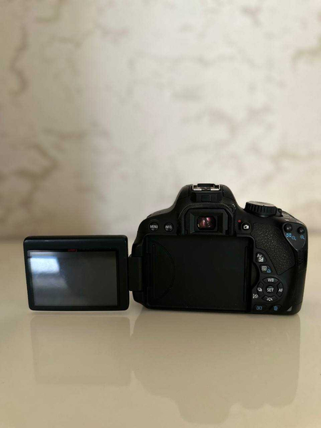 canon EOS 650D sotiladi