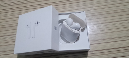 Apple airpods toʻliq Karopkasi bor sostayanisi yaxshi l