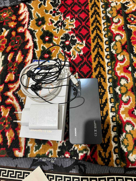 Srochne telfon sotiladi 12 lite