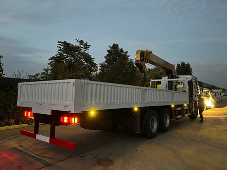 Бортовая платформа с кран-манипулятором Shacman L3000 6x4 (12 т)