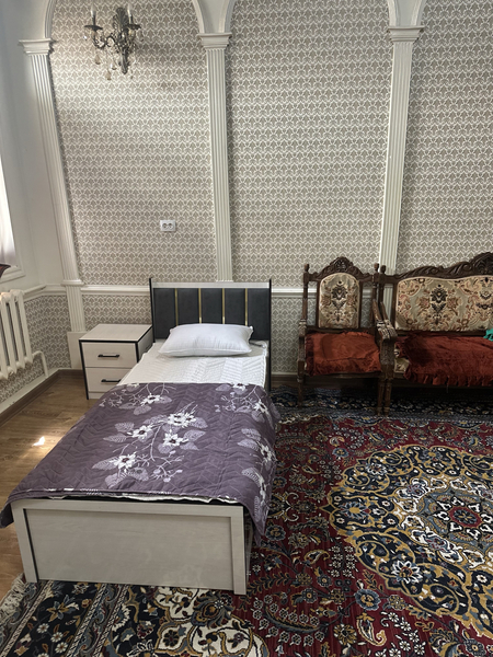 1 xonaga 4 ta qiz qoyiladi. Arendaga 900.000 som