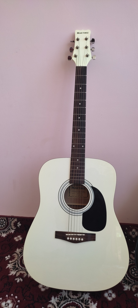 Gitara oppoq rangli