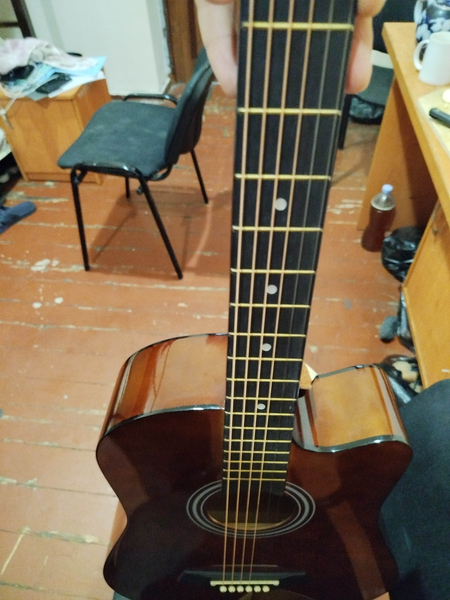 Akustik gitara sotiladi.