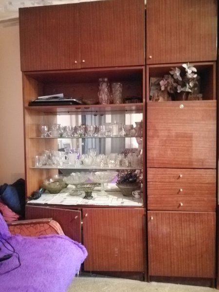СРОЧНО ПРОДАМ!! Кровать, стенка, педикюрное кресло, диван и два кресла