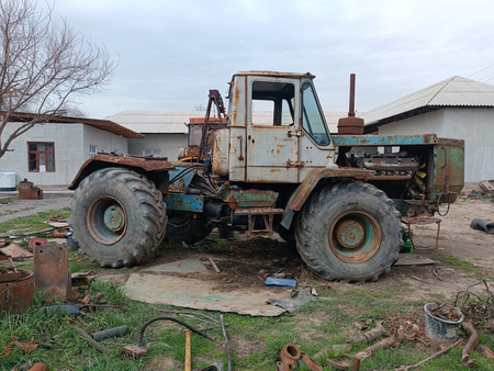 Traktor 150  sotiladi maz matori matori qilingan
