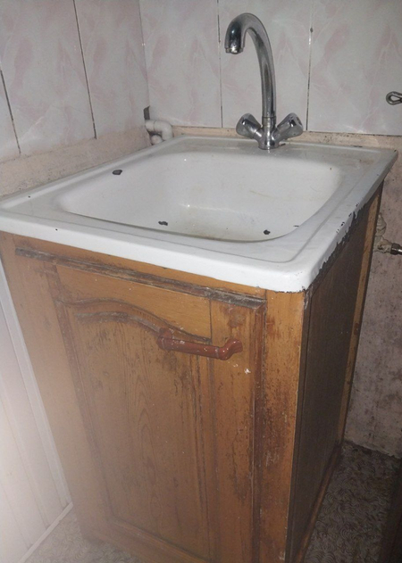 Раковина советских времен со смесителем
