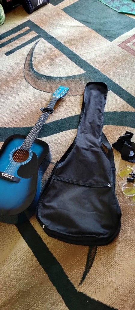 Gitara Srochna sotiladi