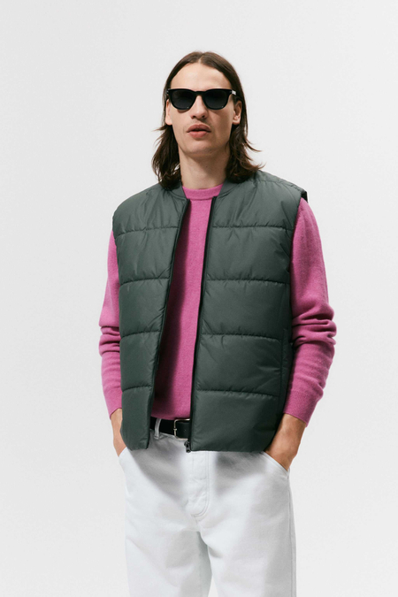 Продает стильная жилетка ZARA, водостойкая. Оригинал!!!