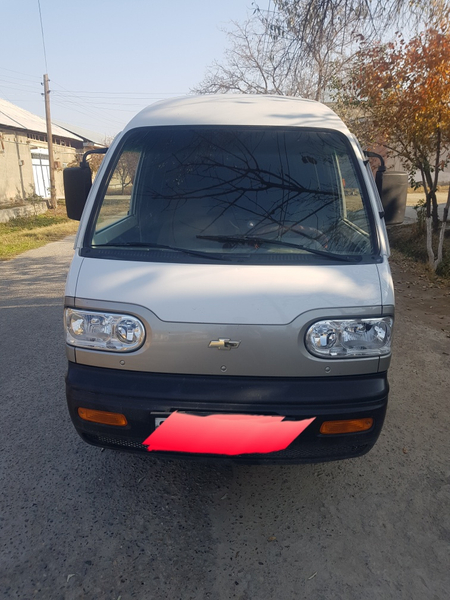 Oq rangli damas sotiladi