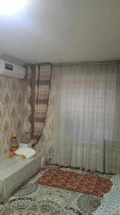 Uy sotiladi chilomzor 16 balnotsya oldida 2 xona 45000$