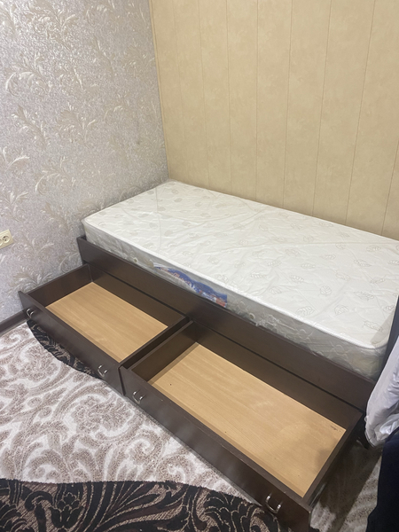 Divan, krovat yengi