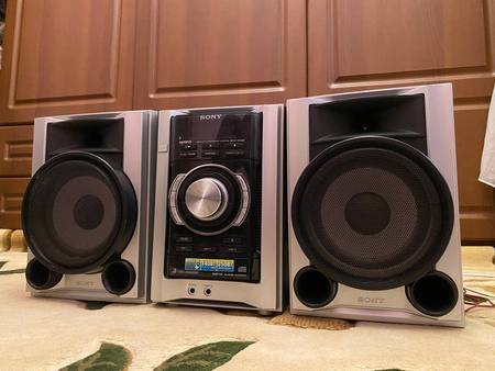 Sony musiqiy sentr xolati aʼlo darajada ovozi va bassixa zoʻr