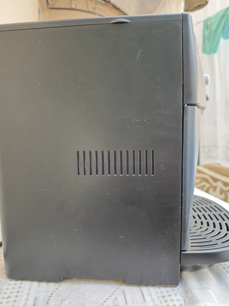 Кофемашина DeLonghi Magnifica ESAM 4000.