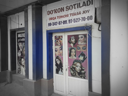 Xazorasp tuman markazida dòkon sotiladi