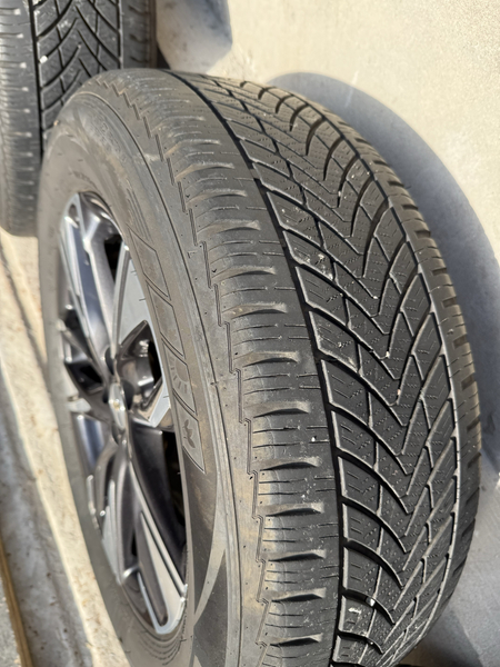 Tracker 2 ~225/60R17 original diska baloni