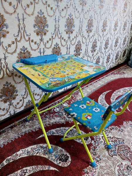 Детская парта фирмы Ника.