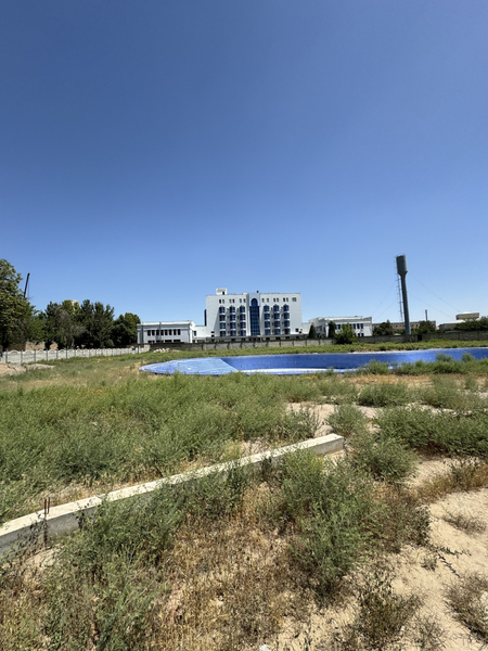 Termiz shahar markazida yer sotiladi 33 sotix Meridian hotel orqasida