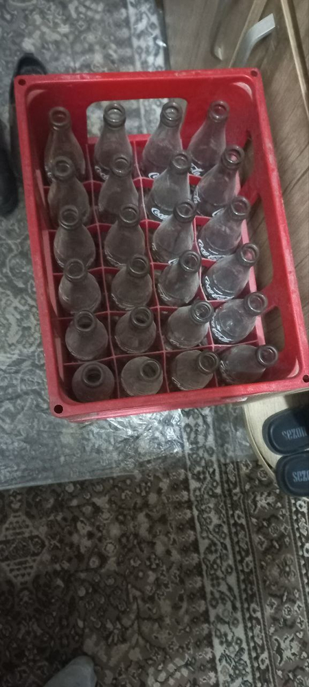 Cola tarasi va butilkasi