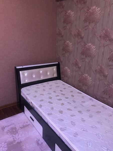 односпальная кровать с матрасом
