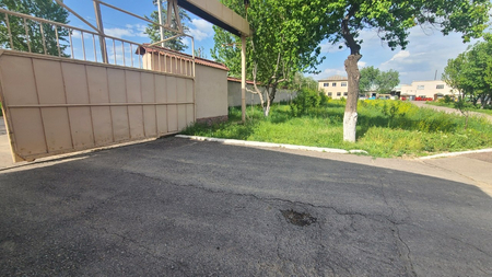 Продаётся 2 х уровневое здание с территорией 65 соток, ровная земля со